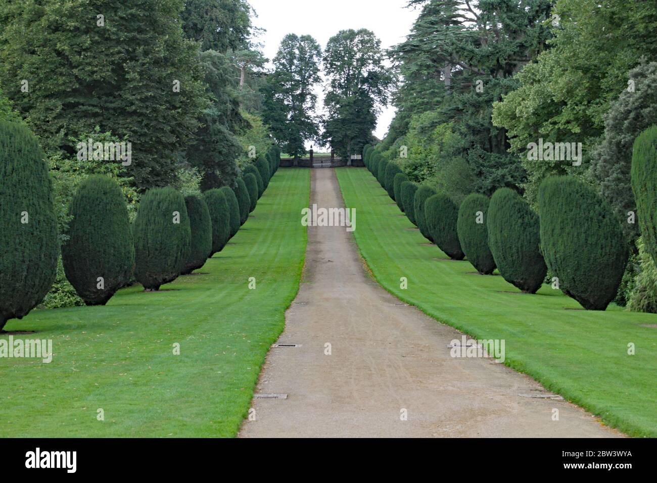 English mansion house gates hi-res stock photography and images - Alamy