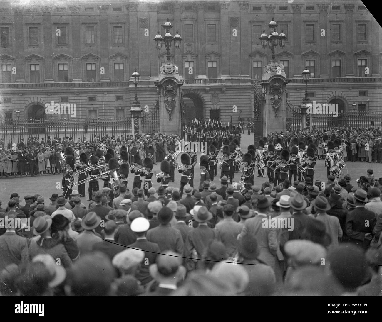 Huge crowd at Buckingham Palace in hope of seeing the King. Enormous ...