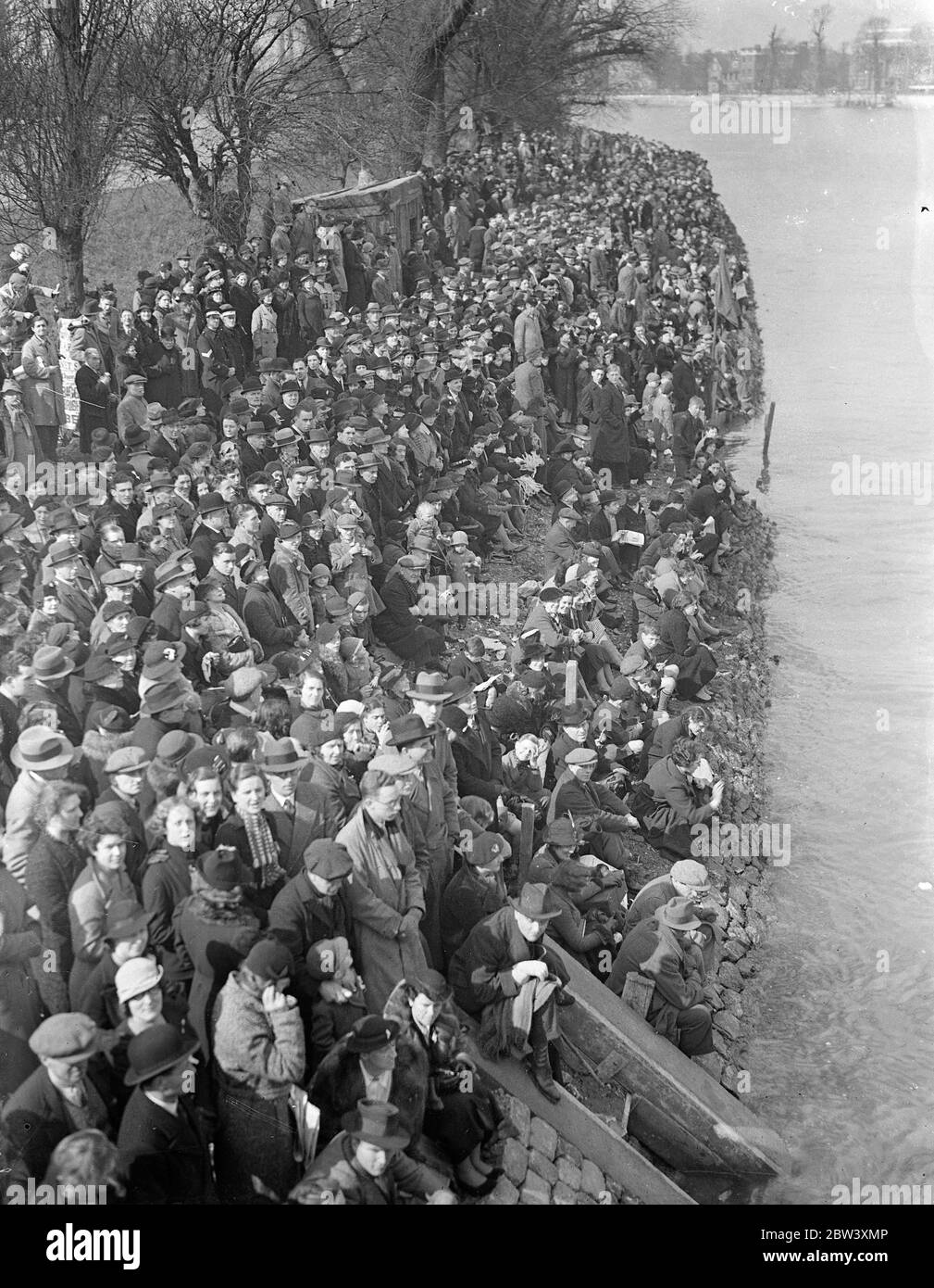Large ' Boat Race ' crowd at Putney . Large crowds gathered along the ...