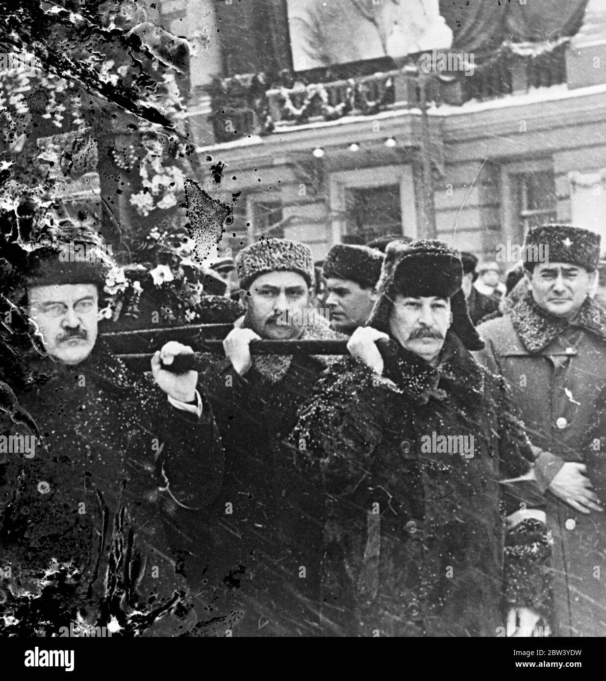 Entire urn hi-res stock photography and images - Alamy