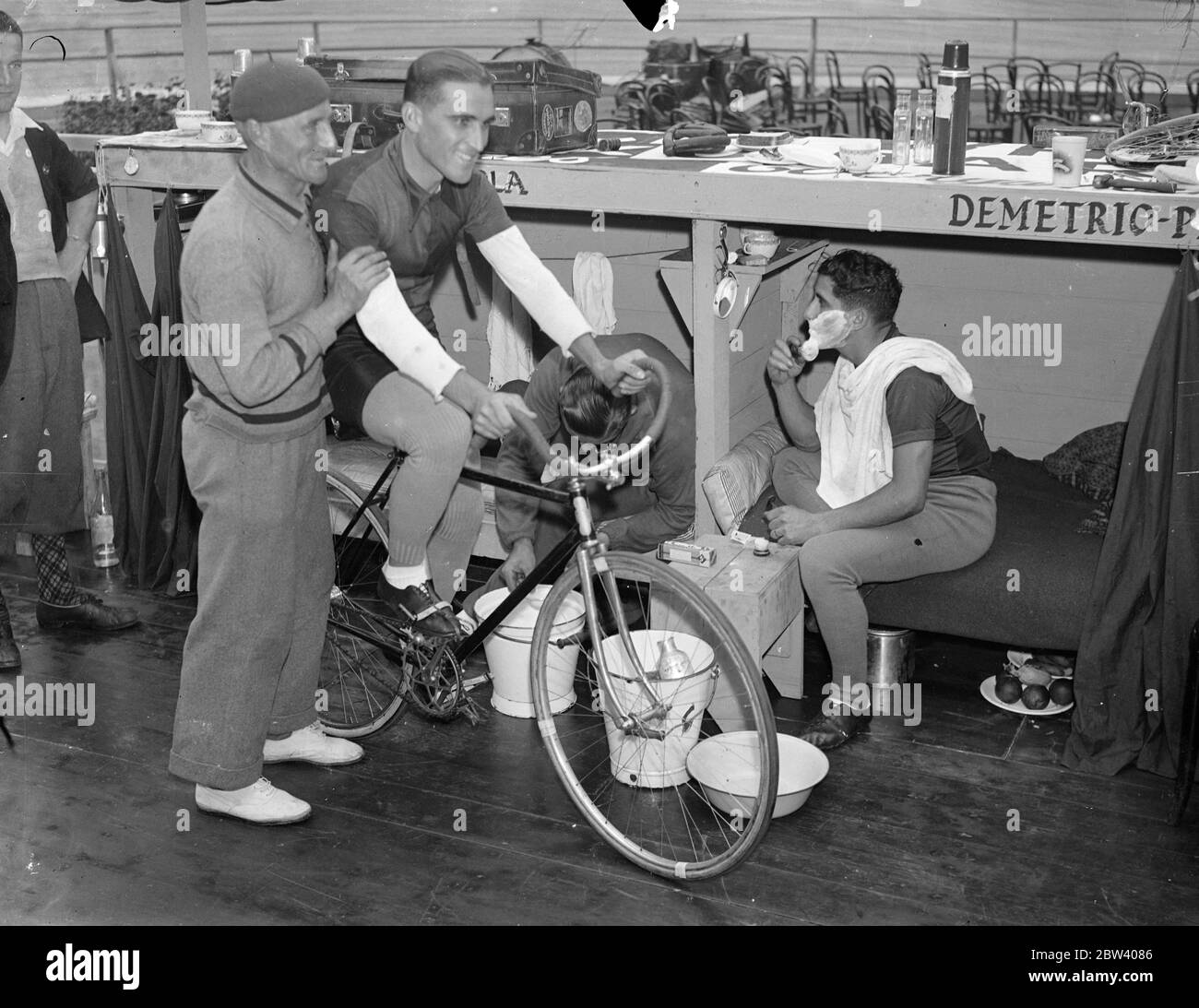 Cycling spain 1930s hi-res stock photography and images - Alamy