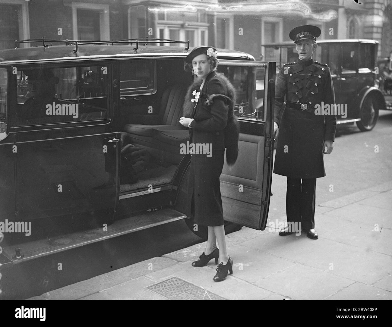 Queen elizabeth coronation dress hi-res stock photography and images ...
