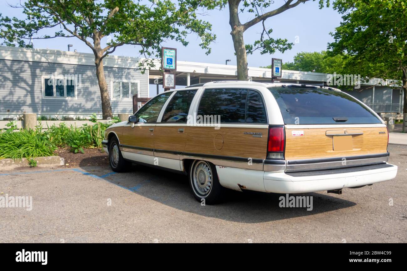 iconic vintage American station wagon Stock Photo - Alamy