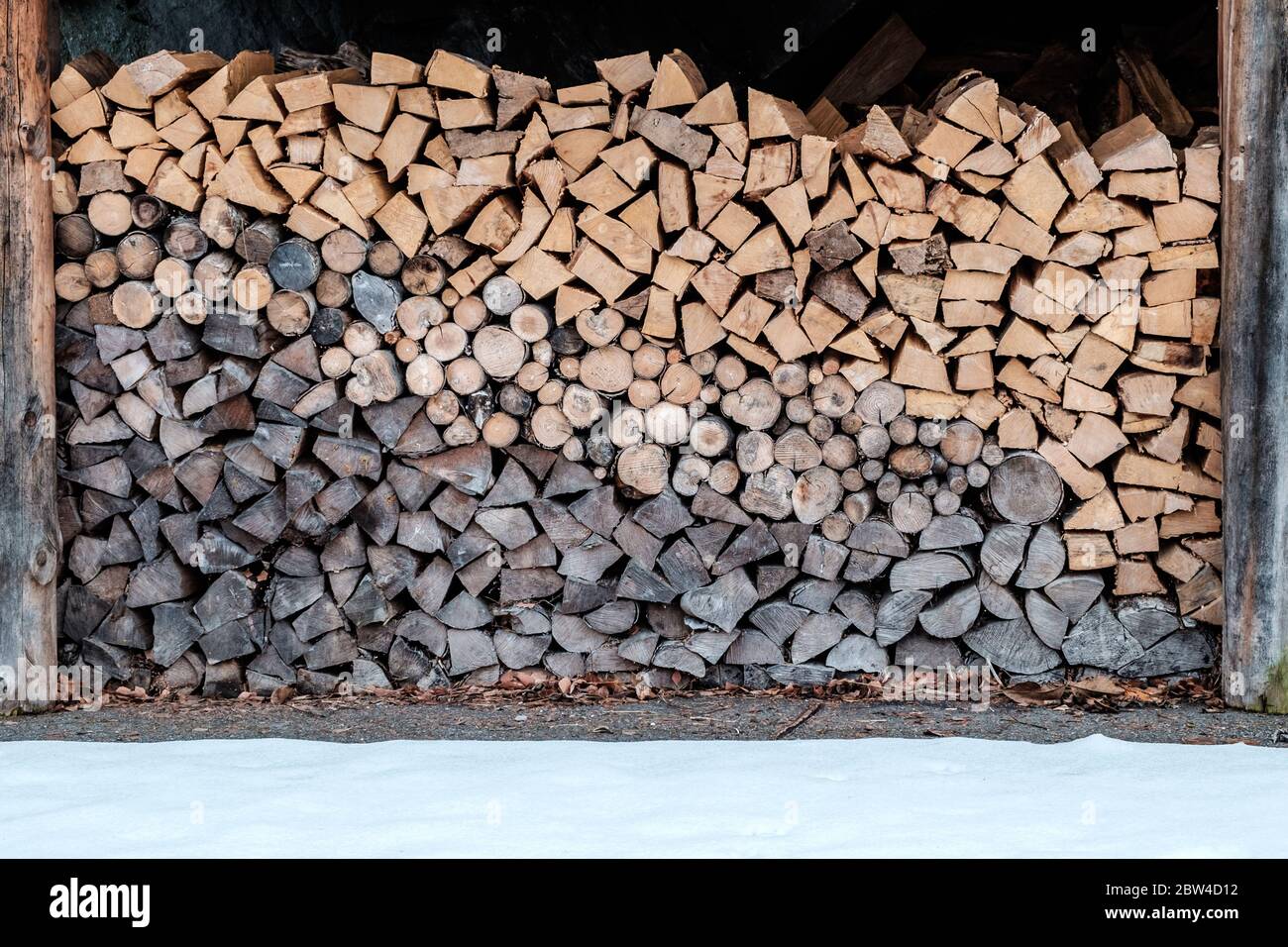 Firewood store hi-res stock photography and images - Alamy
