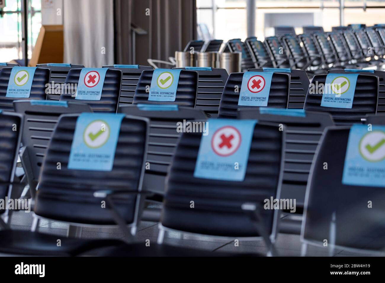 Signs of social distancing hi-res stock photography and images - Alamy