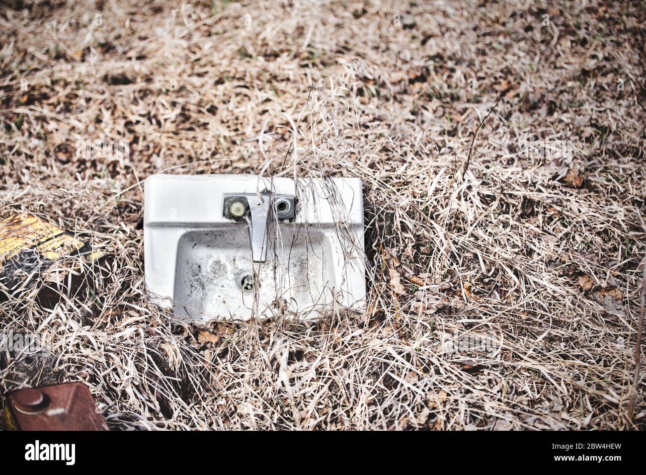 Broken bathroom sink hi-res stock photography and images - Alamy