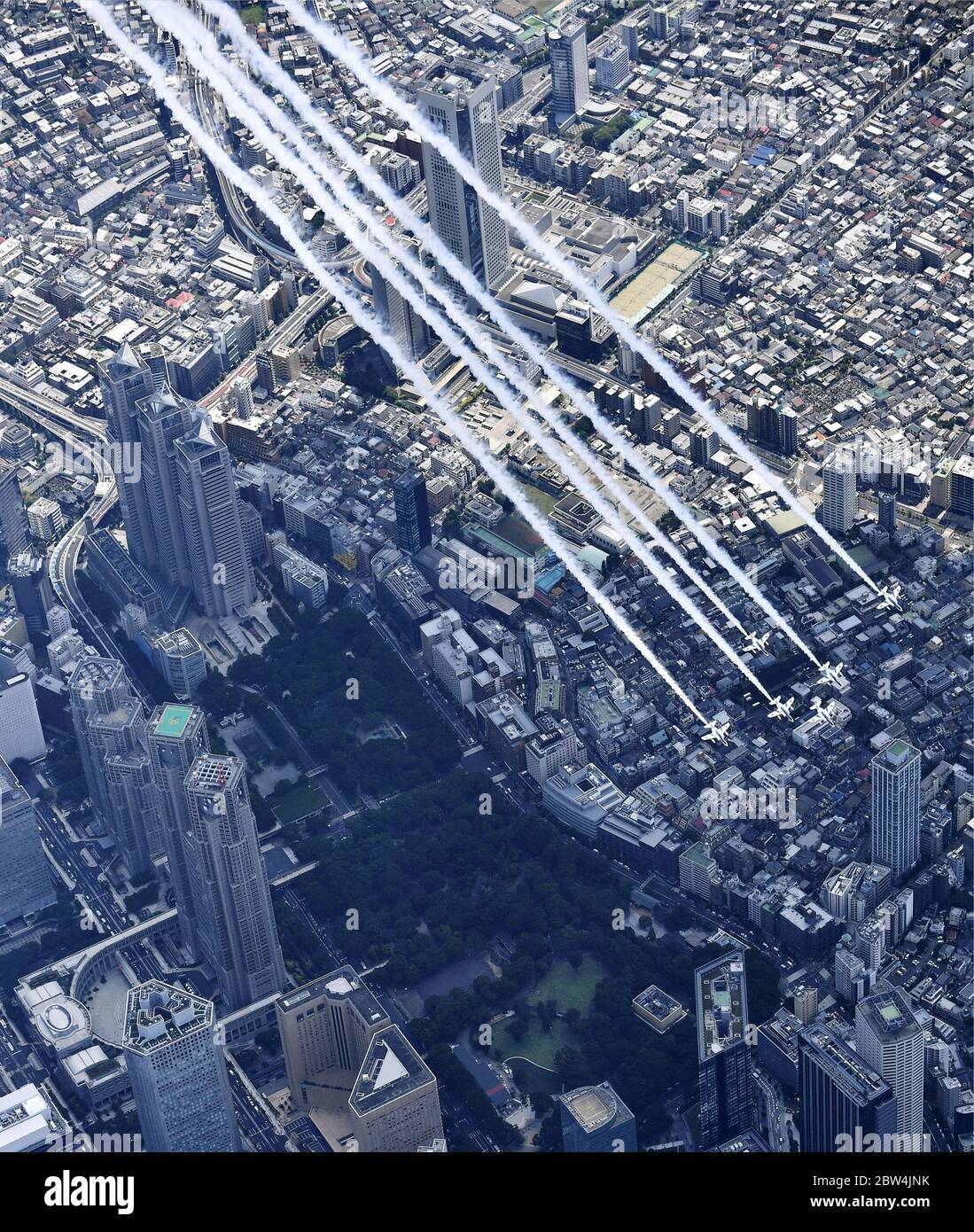 The Japanese Air Self-Defense Force's Blue Impulse aerobatic team flies ...