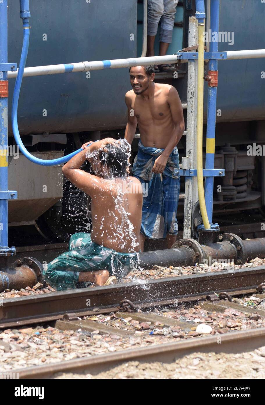 Migrants from Mumbai travelling by a special train bathing at Prayagraj ...
