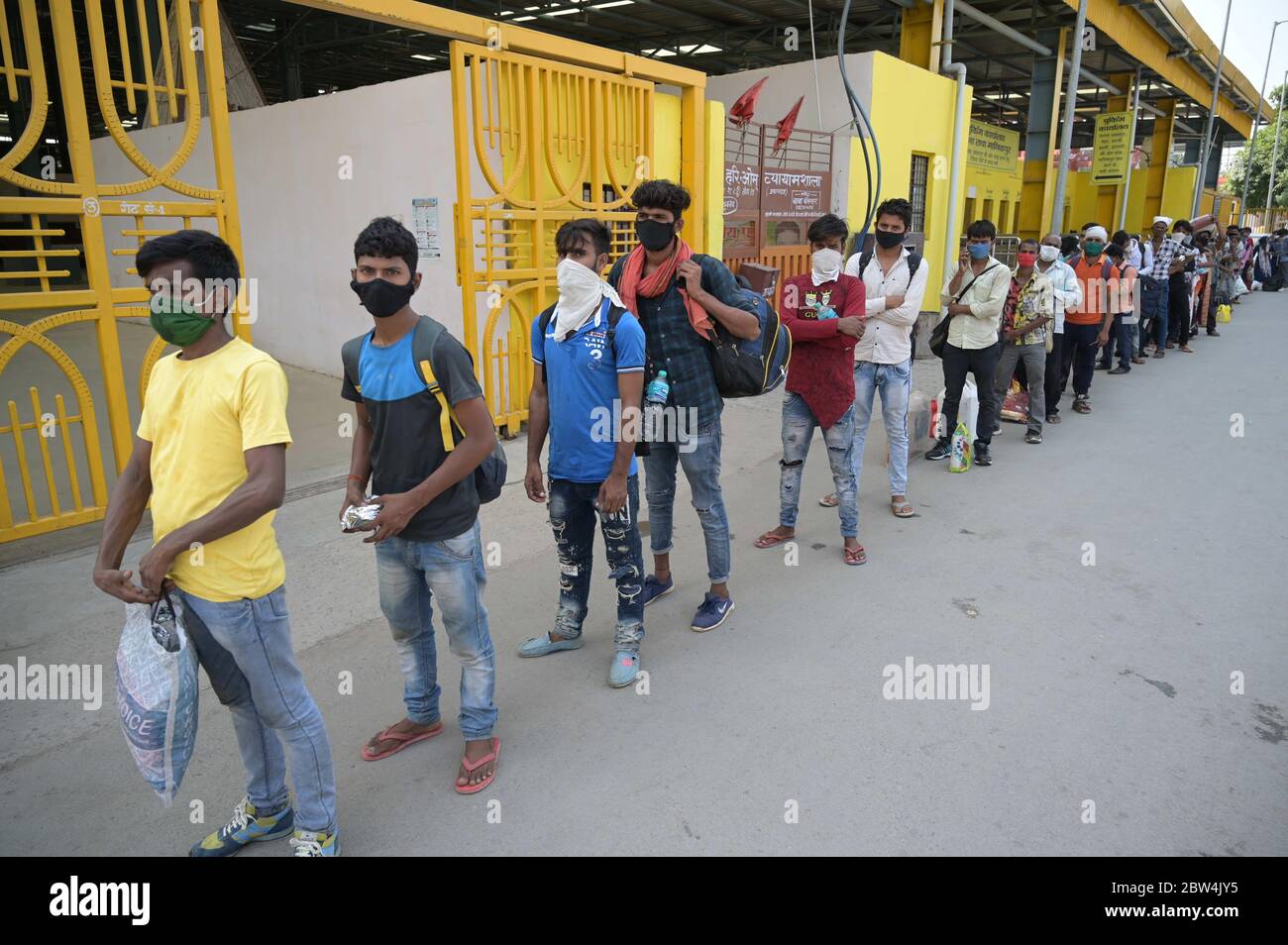 Migrants from Mumbai board buses to arrive their native villages during ...