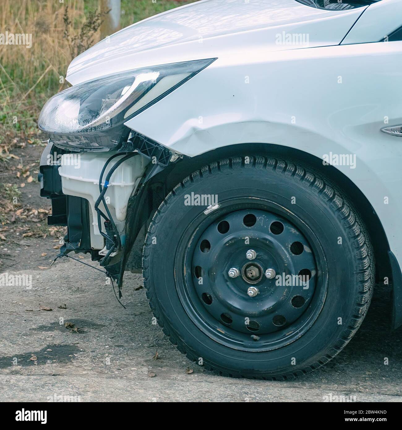 A white car without a front bumper. Side view Stock Photo - Alamy