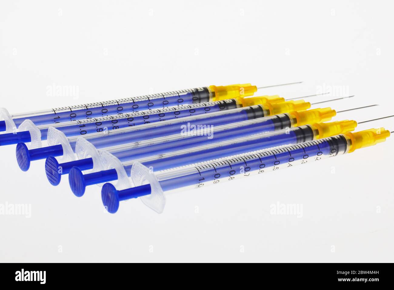Row blue syringes hi-res stock photography and images - Alamy