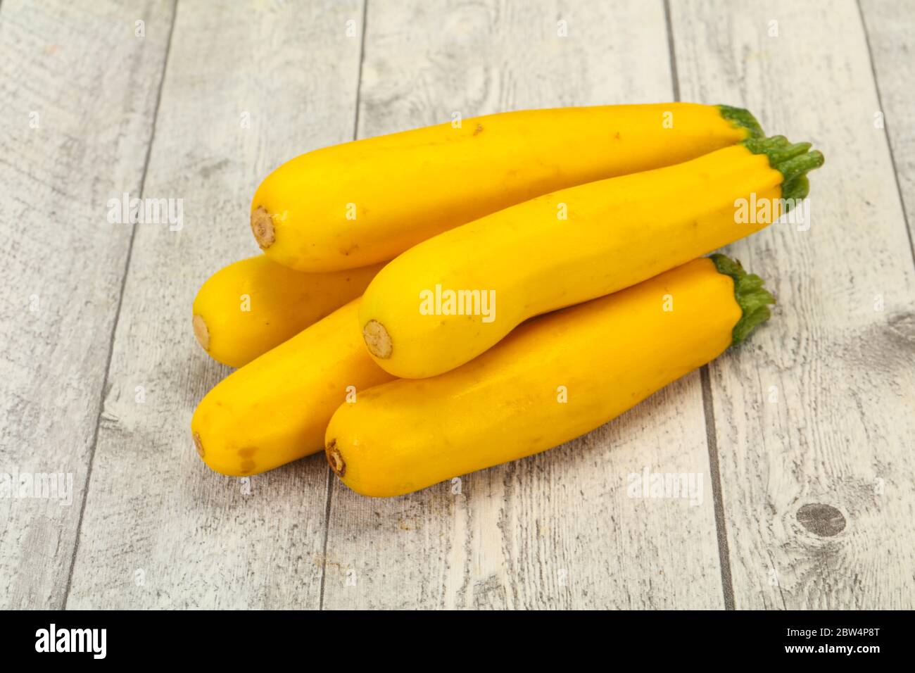 Ripe tasty Yellow young zucchini heap Stock Photo - Alamy