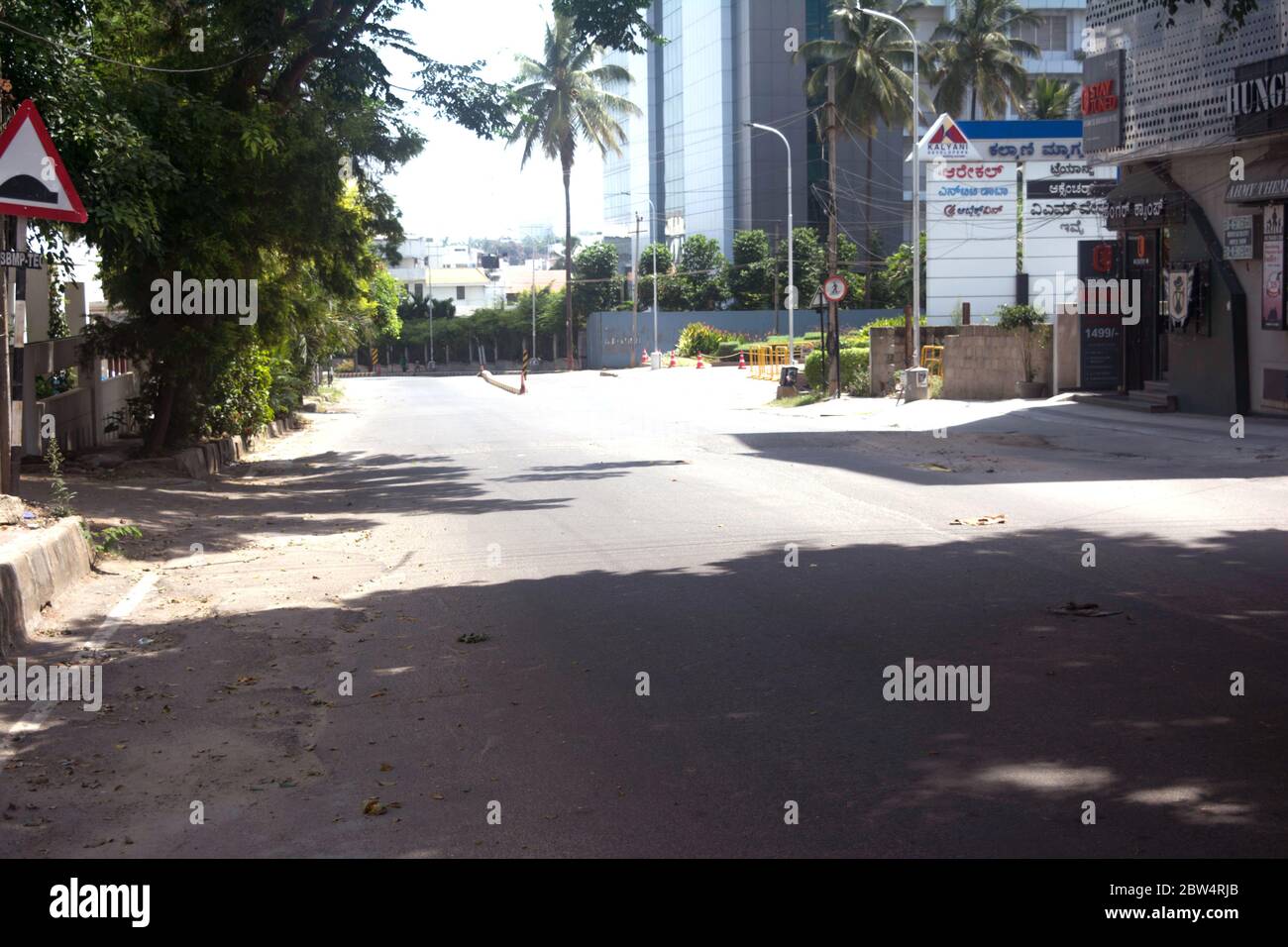 Empty city roads hi-res stock photography and images - Alamy