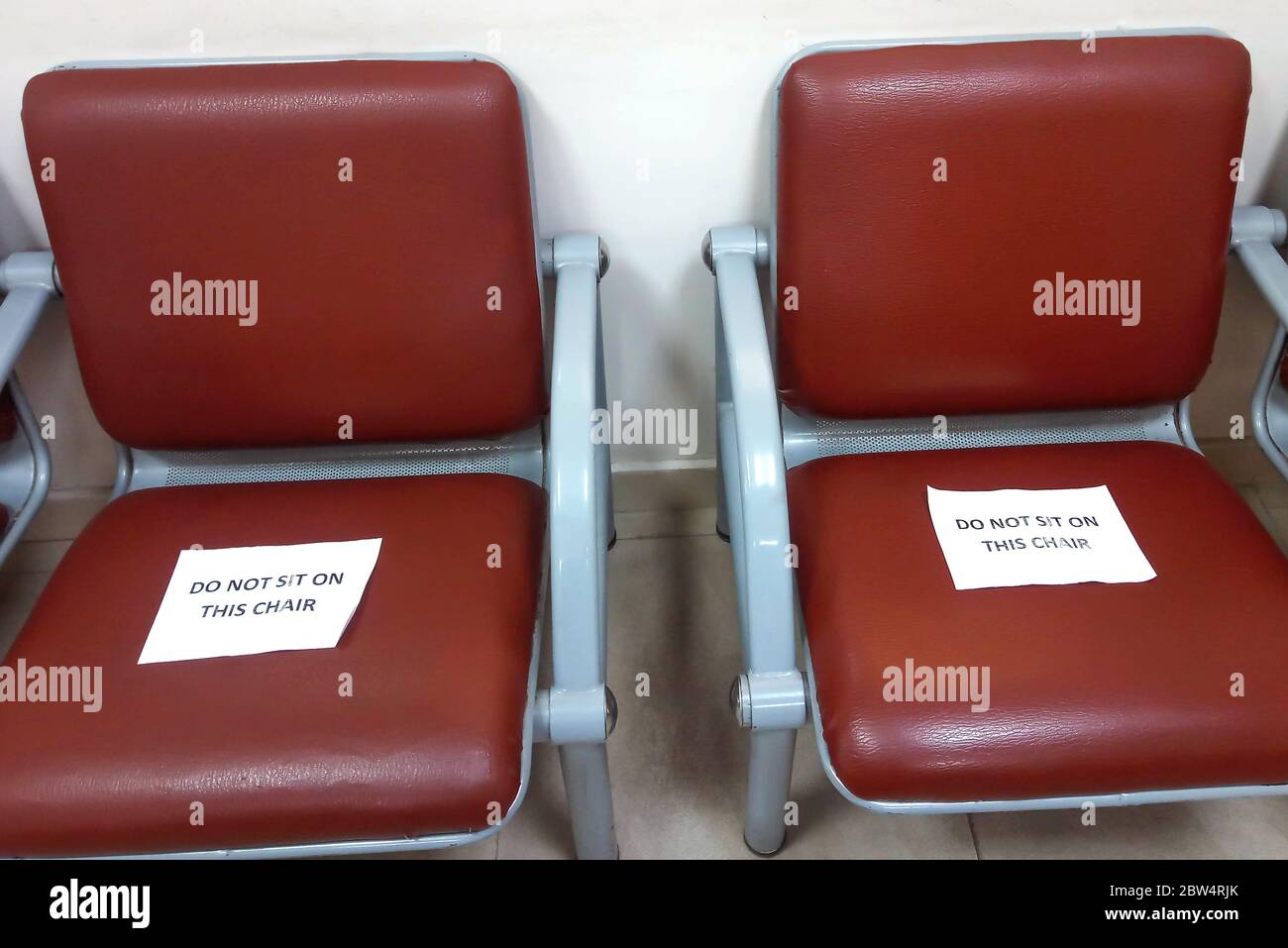 Chairs in the hospital with sheets of paper, do not sit on this chair ...