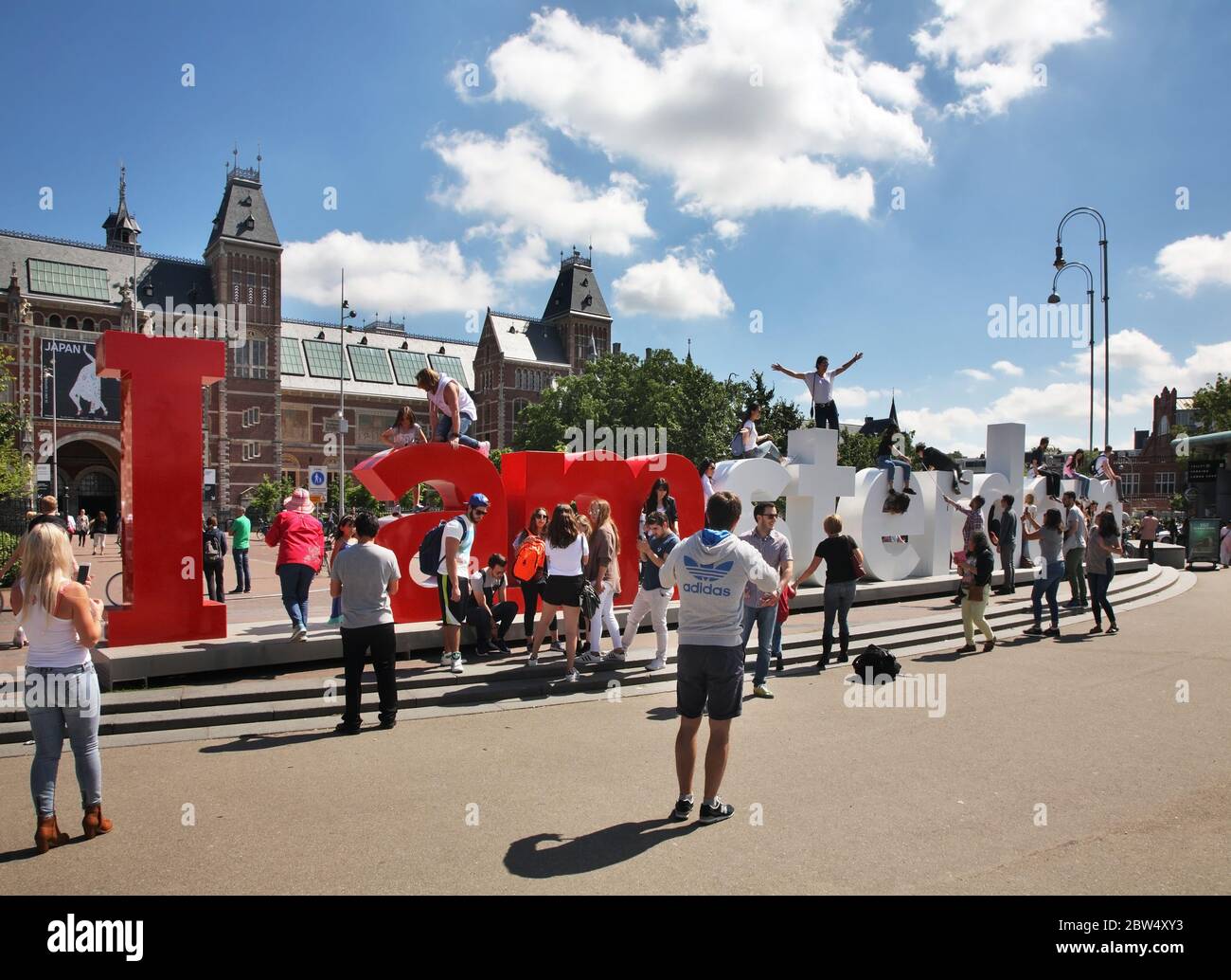 Tourists in amsterdam landmarks hi-res stock photography and images - Alamy