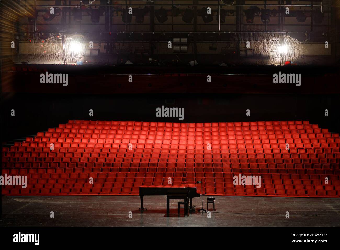 Empty dark stage hi-res stock photography and images - Alamy