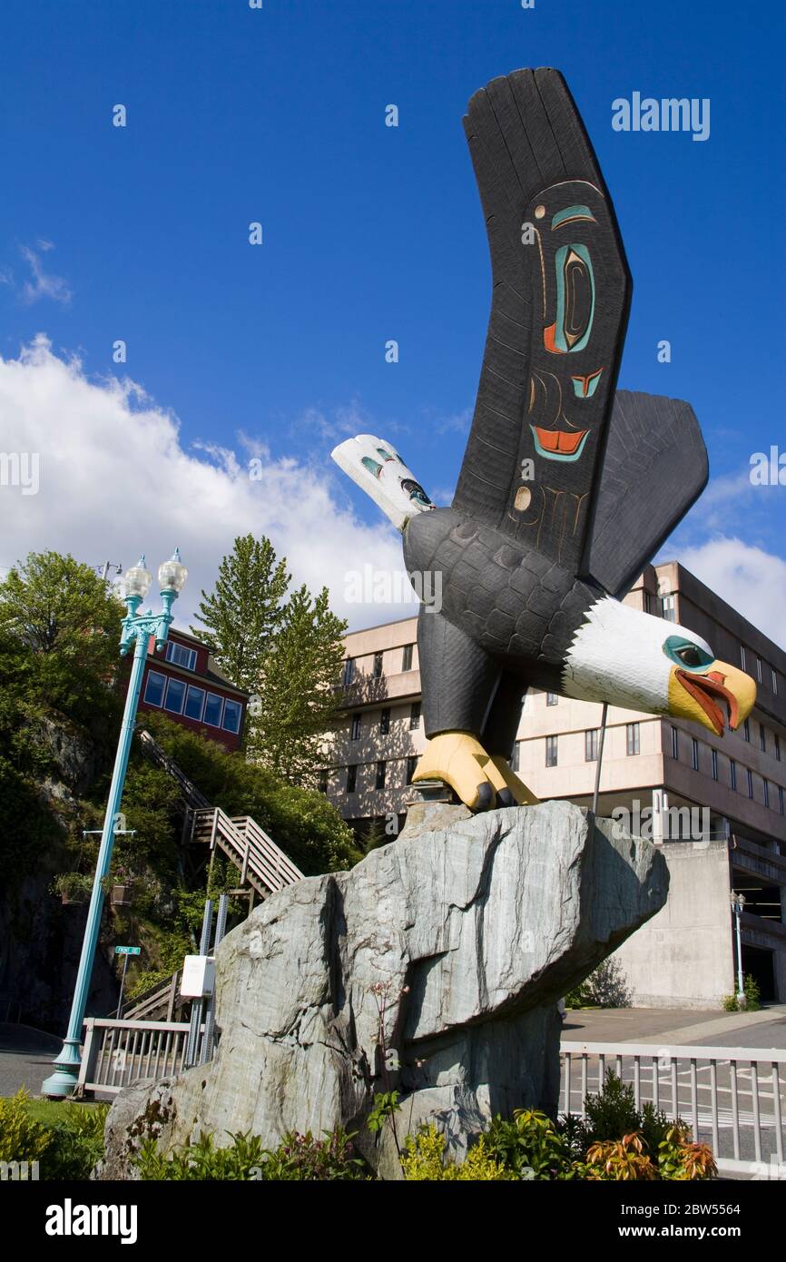 Thundering Wings totem by Nathan Jackson in Eagle Park, Ketchikan ...