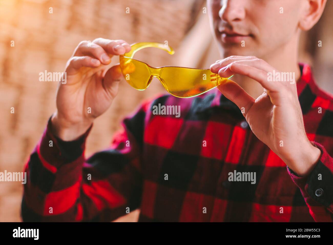 Man wearing safety goggles hi-res stock photography and images - Alamy