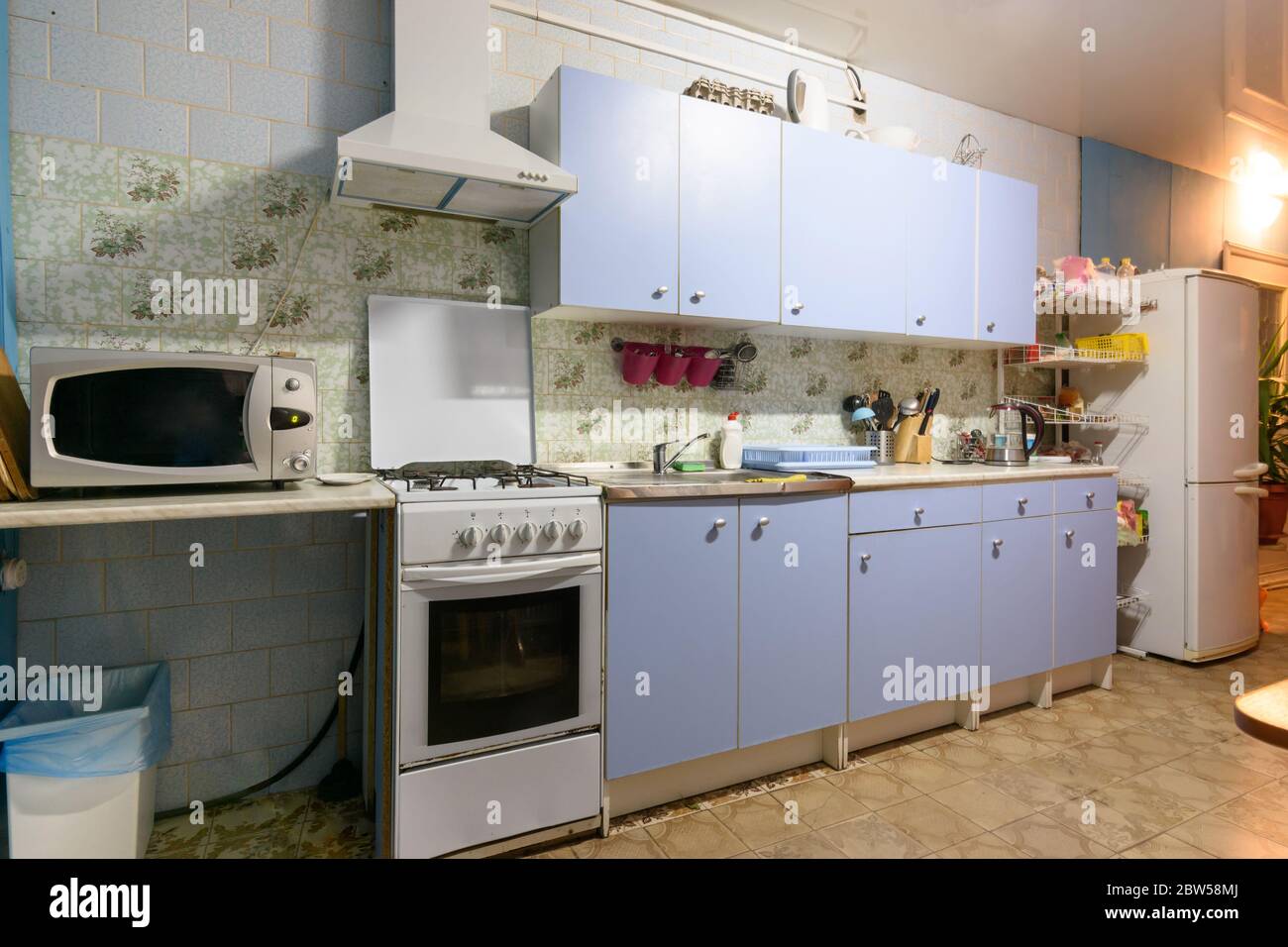 outdated kitchen interior with a hundred finishes and a simple kitchen ...