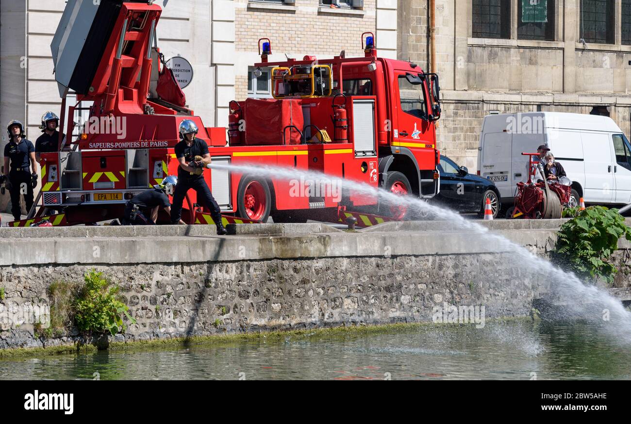 Red fire engine hi-res stock photography and images - Alamy