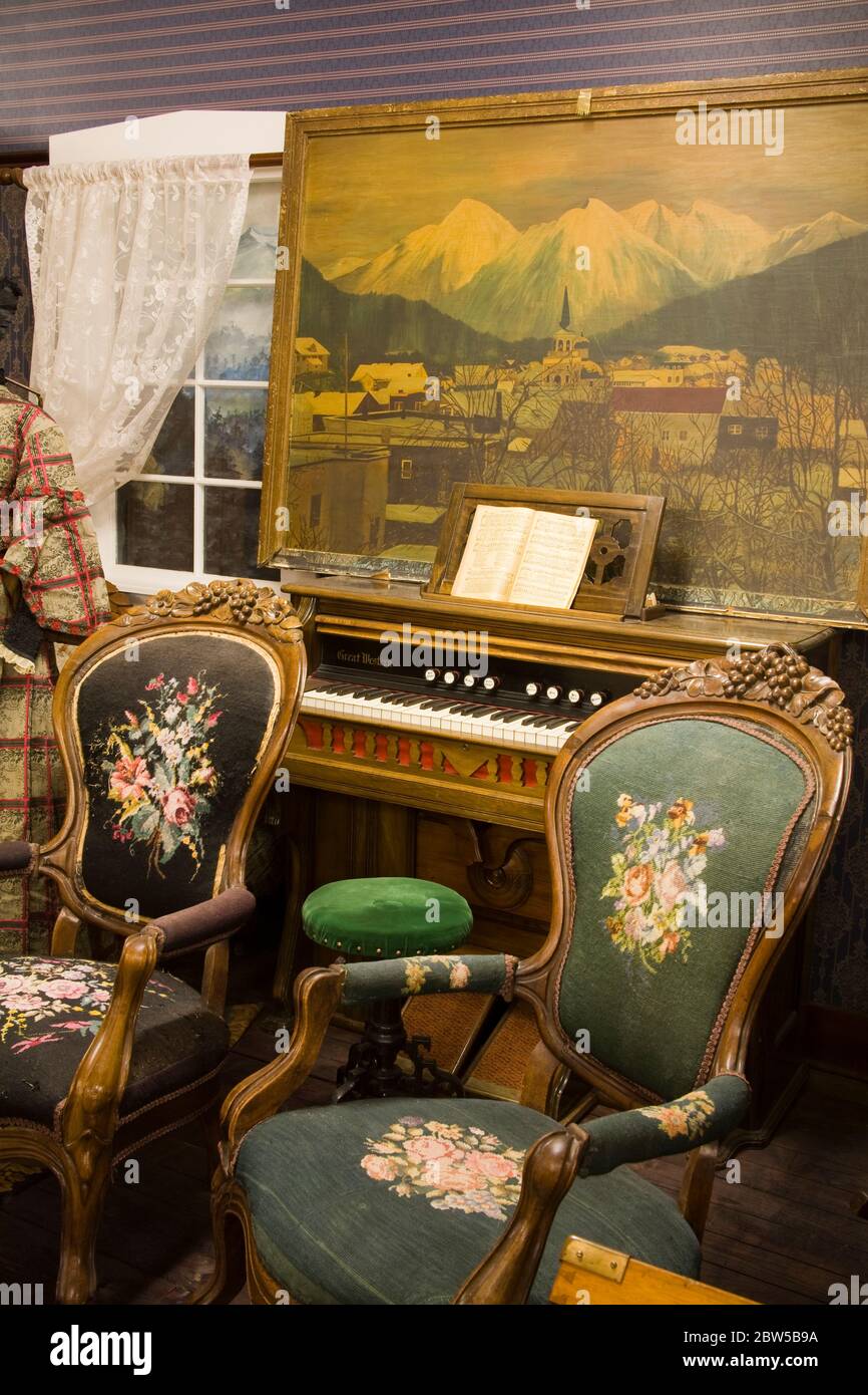 Victorian parlor hi-res stock photography and images - Alamy