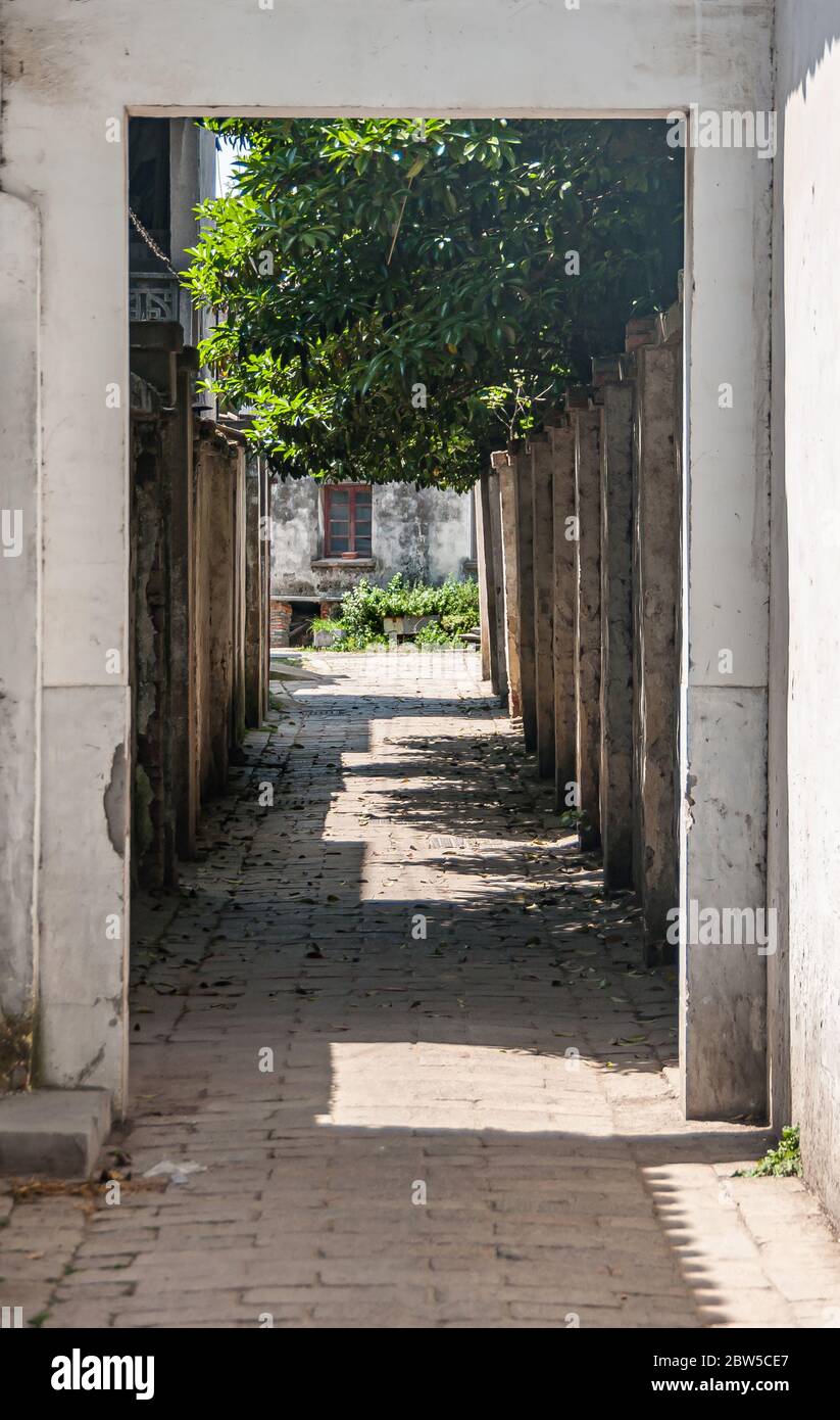 Simple alley hi-res stock photography and images - Alamy