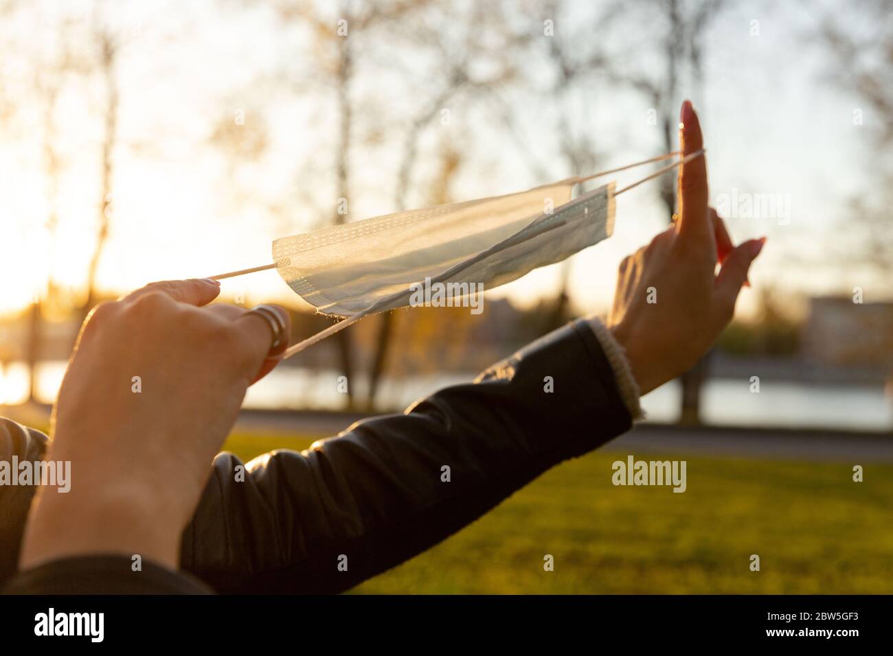 Slingshot slingshot symbol hi-res stock photography and images - Alamy