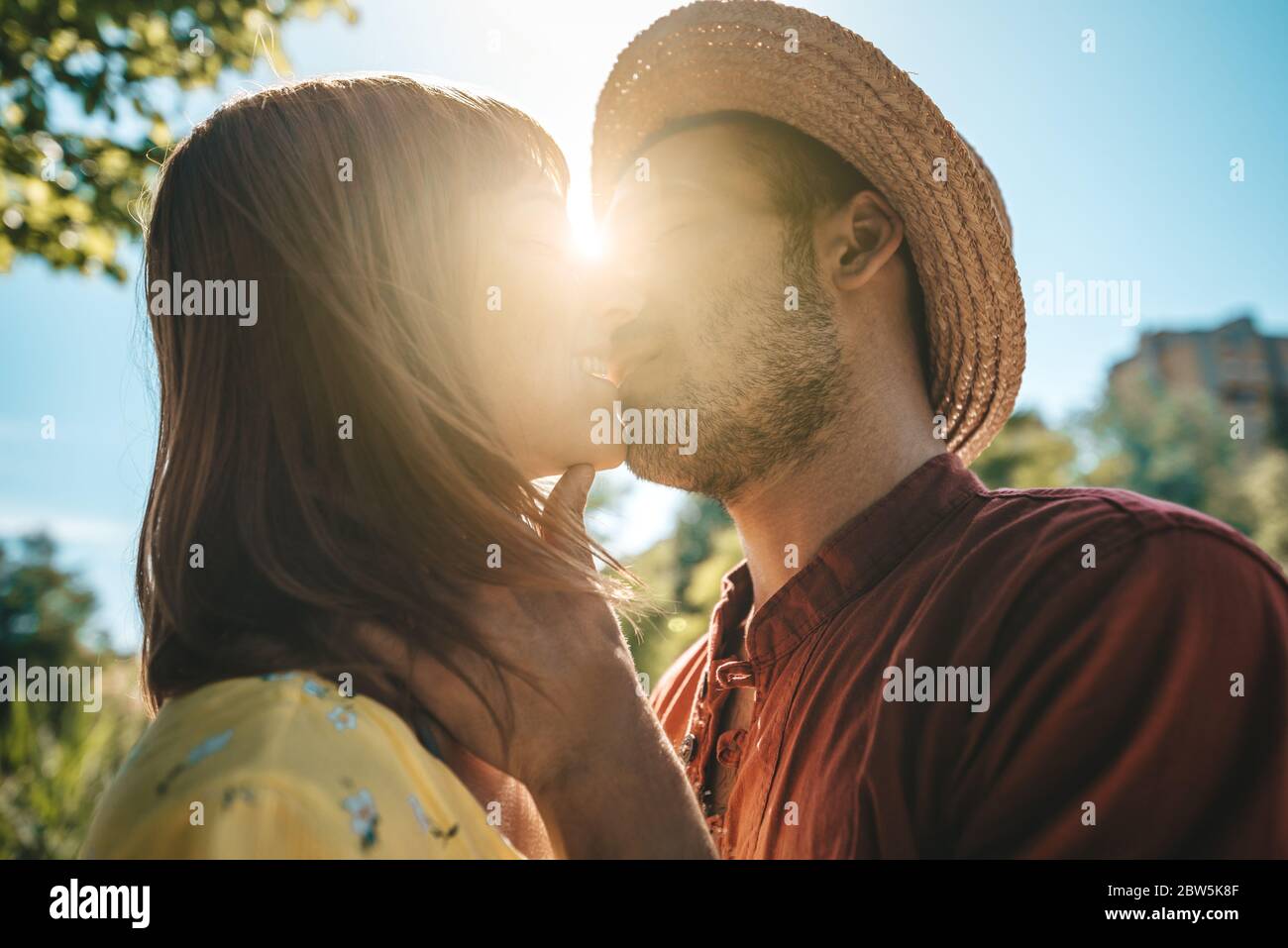 Kissing at sunset hi-res stock photography and images - Alamy