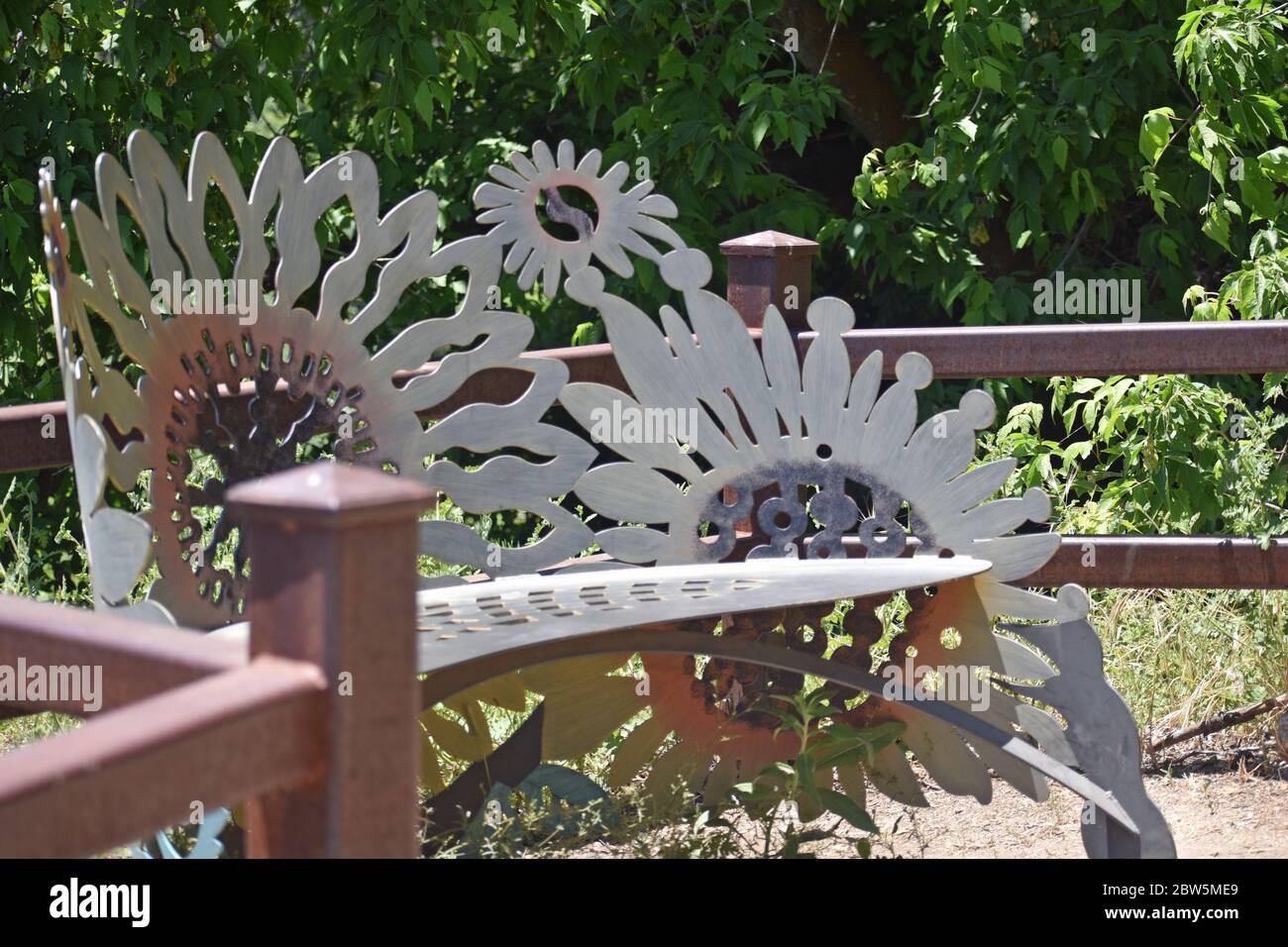 Sunflower wall fence garden hi-res stock photography and images - Alamy