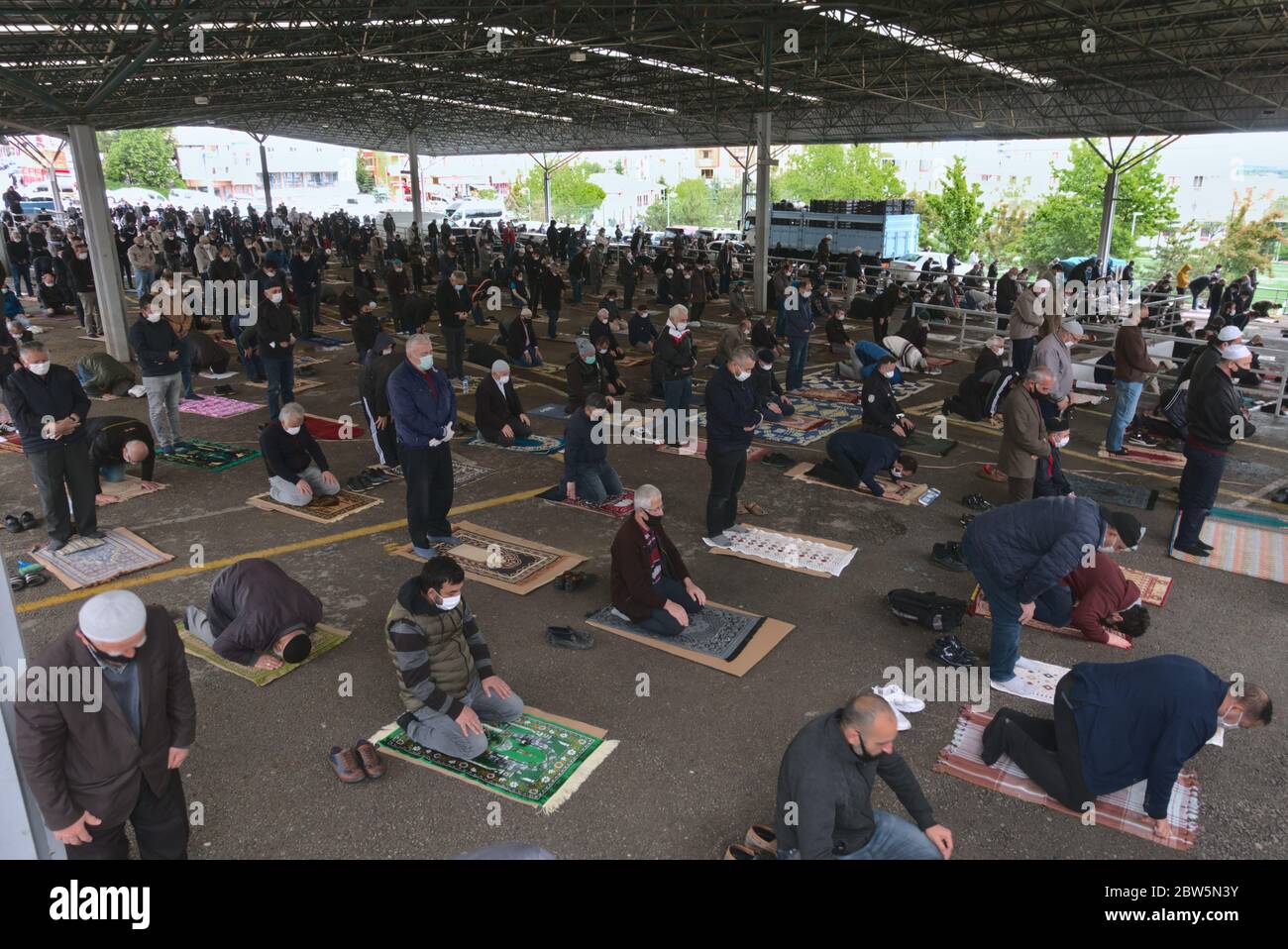 Ankara/Turkey - 29/05/2020: Social distanced group of muslim people ...
