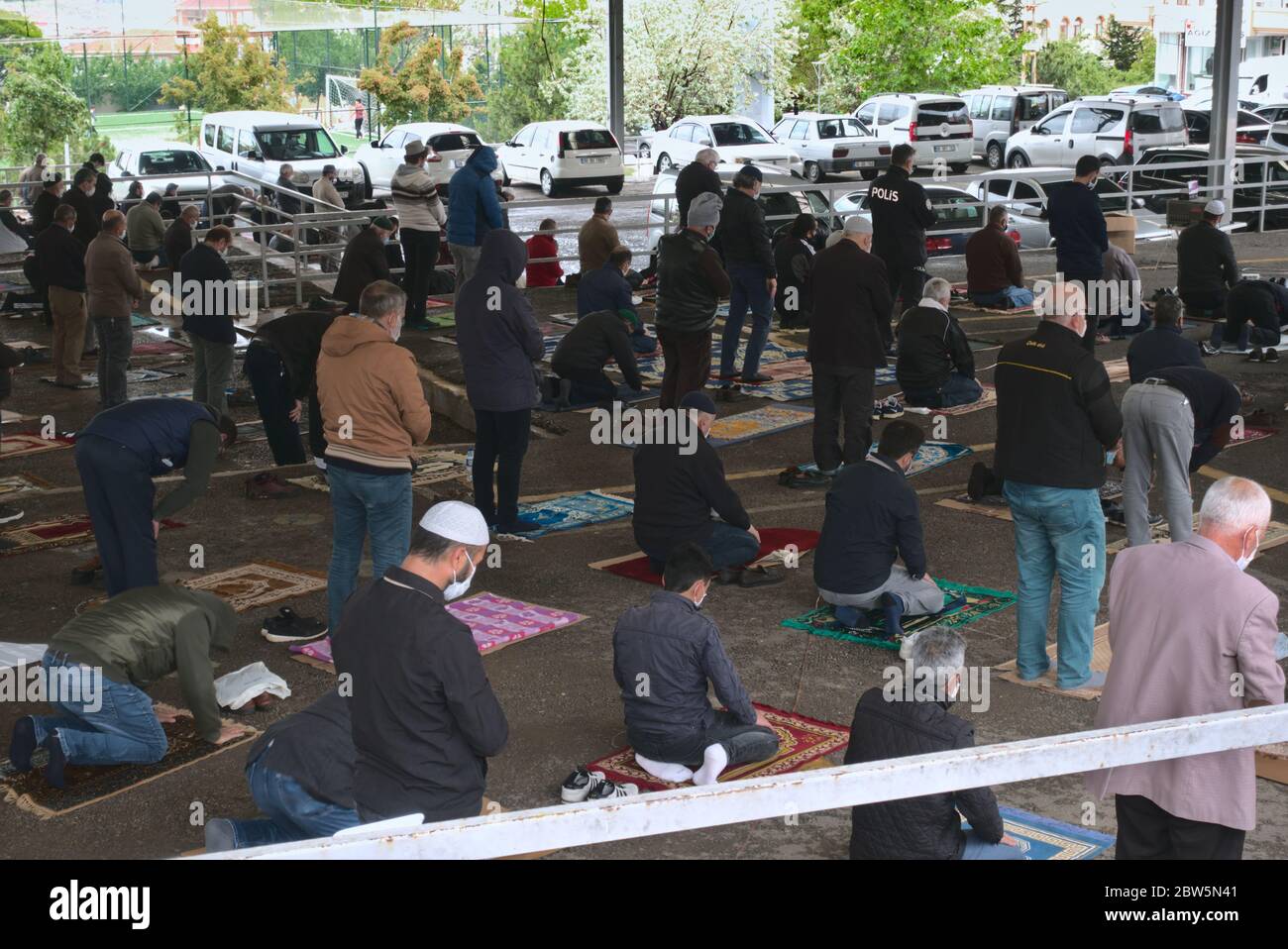 Ankara/Turkey - 29/05/2020: Social distanced group of muslim people ...