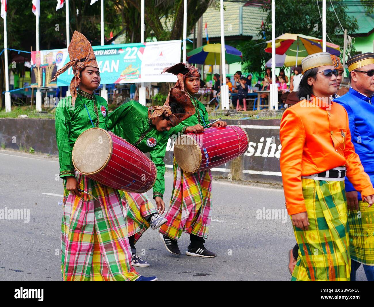 Traditional dayak dress hi-res stock photography and images - Alamy