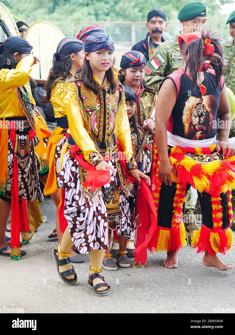 Traditional nusantara clothes hi-res stock photography and images - Alamy