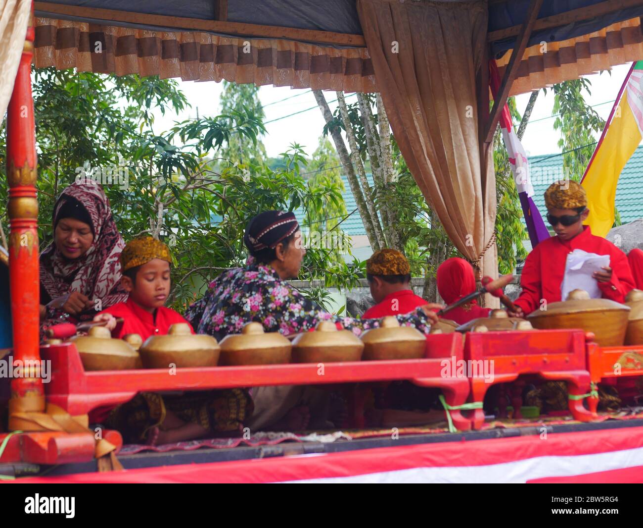 School children musical instruments hi-res stock photography and images ...