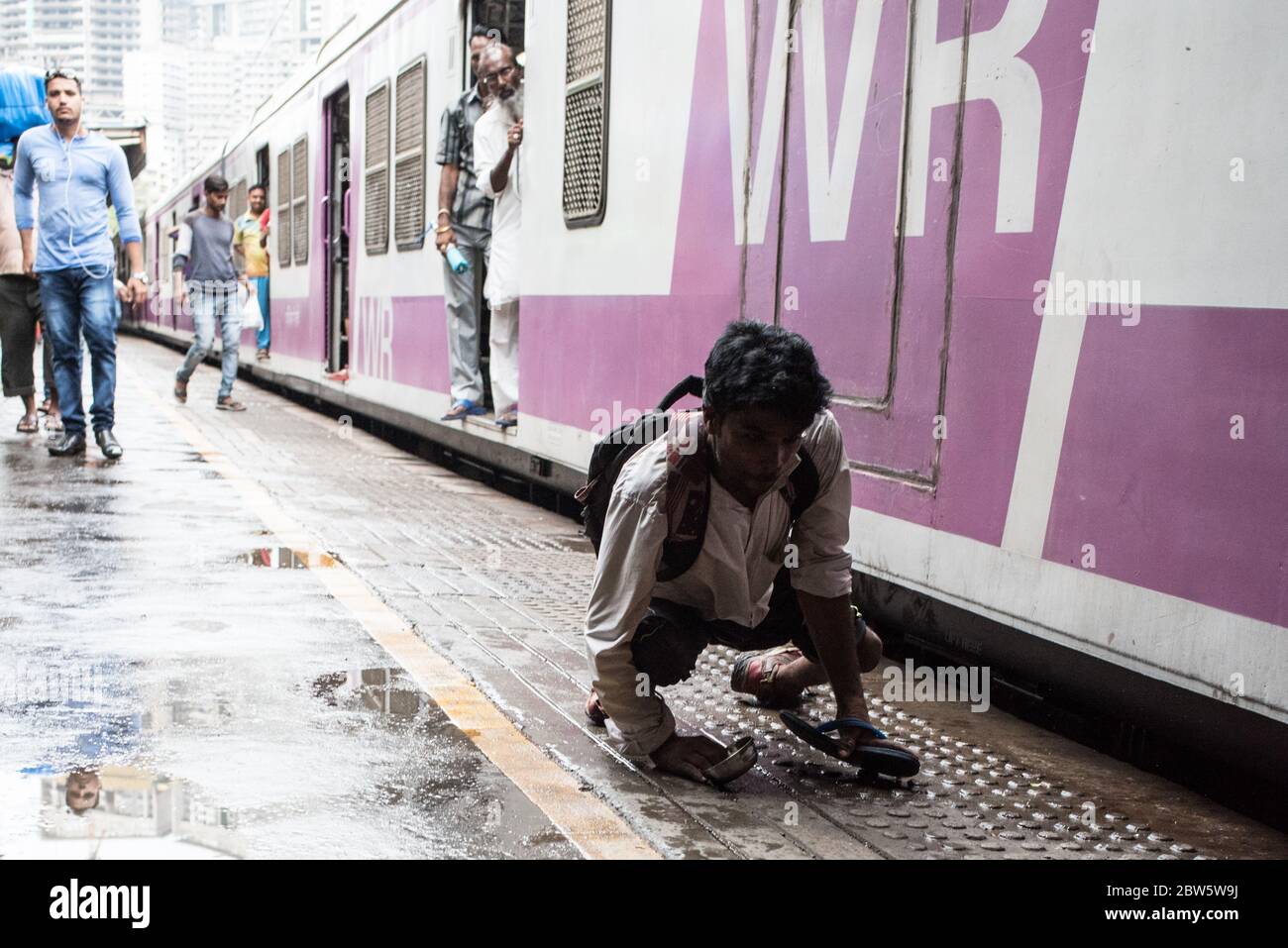 Passengers on crowded Mumbai commuter train. Mumbai, India Stock Photo ...