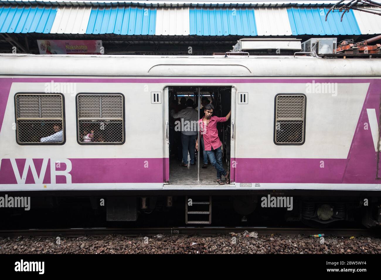 Passengers on crowded Mumbai commuter train. Mumbai, India Stock Photo ...