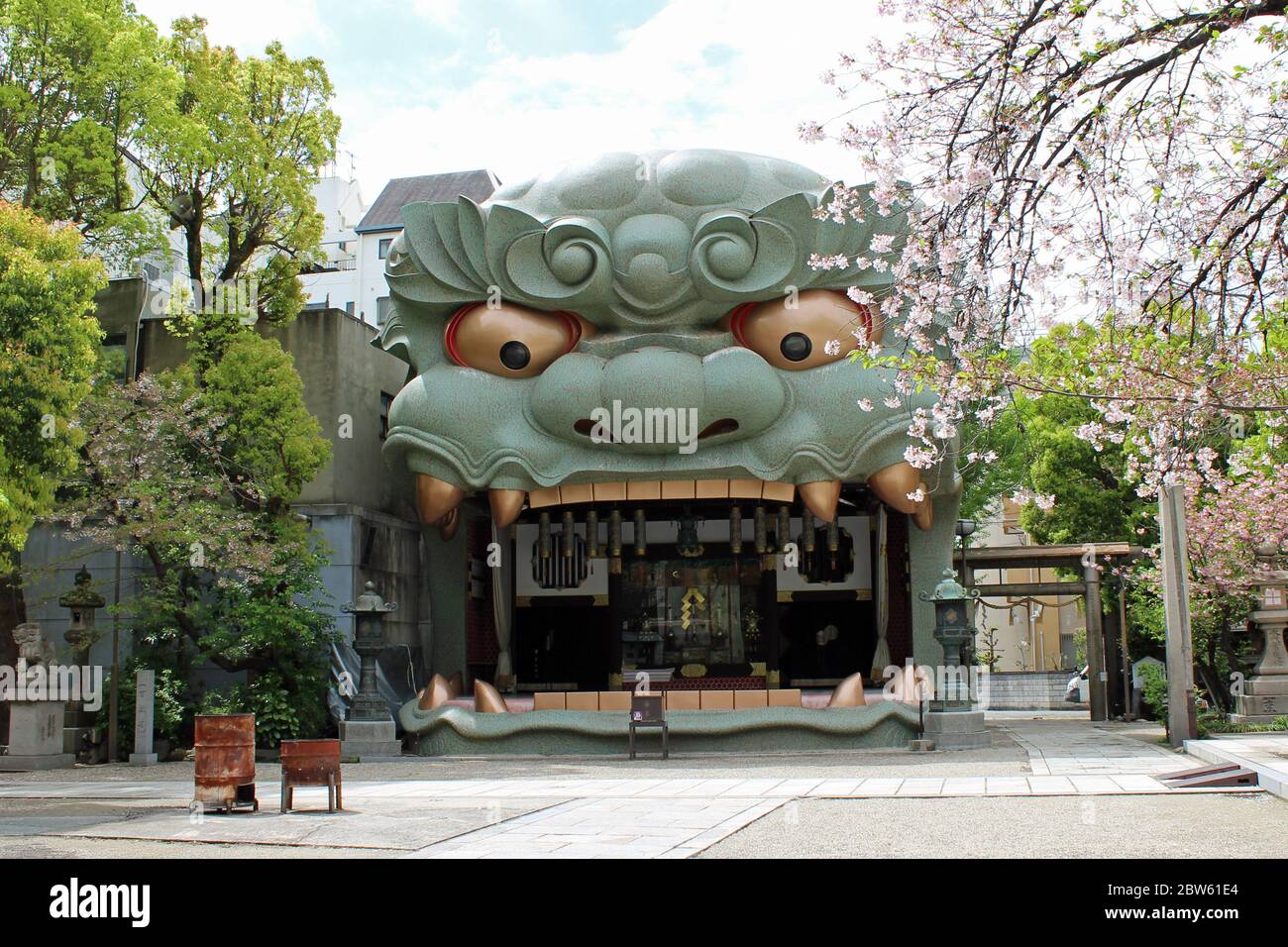 The Lion of Namba: Namba Yasaka Shrine. Scary looking temple with ...