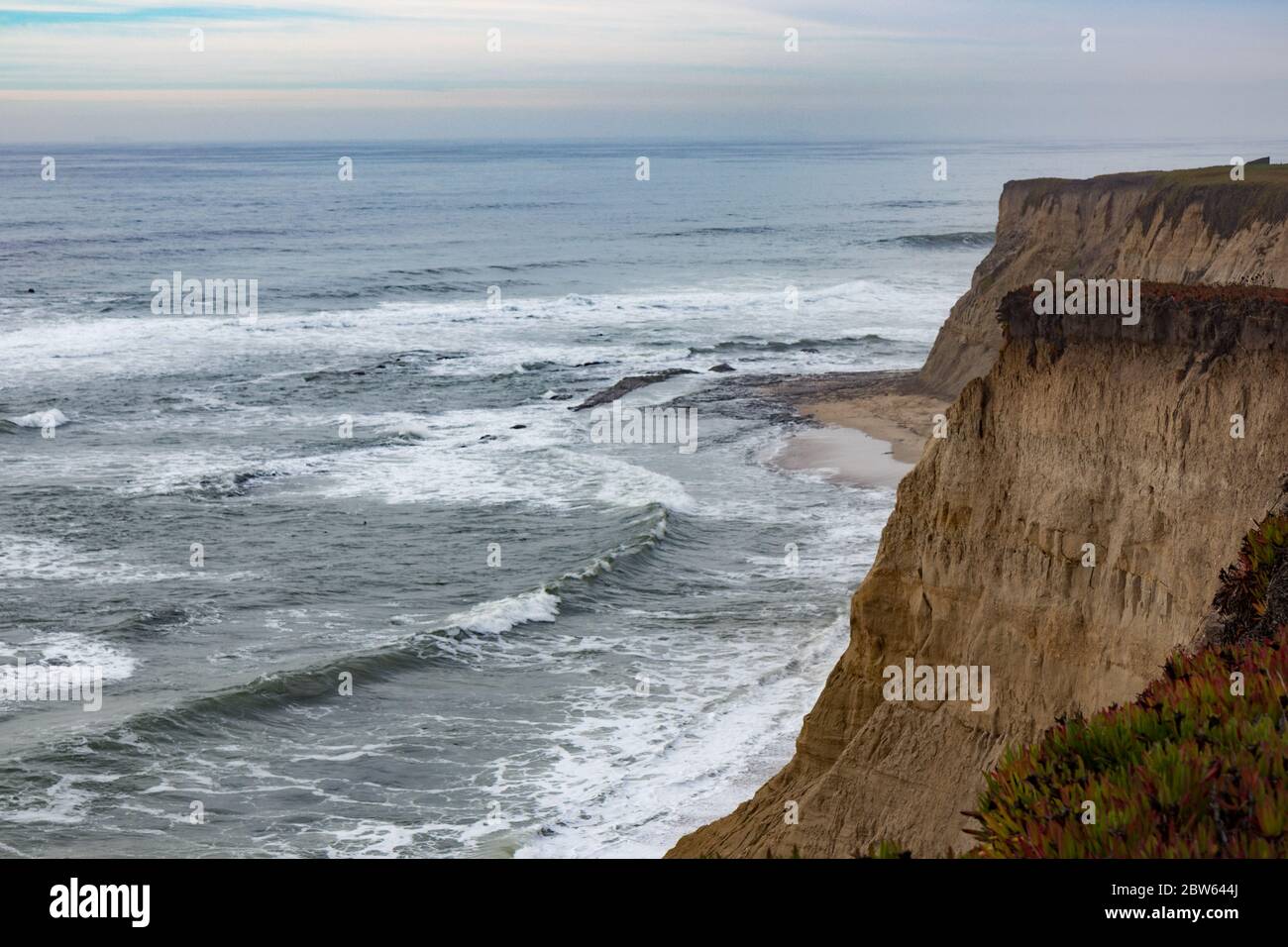 Cliff overlooking the Pacific ocean in Half Moon Bay, California Stock ...