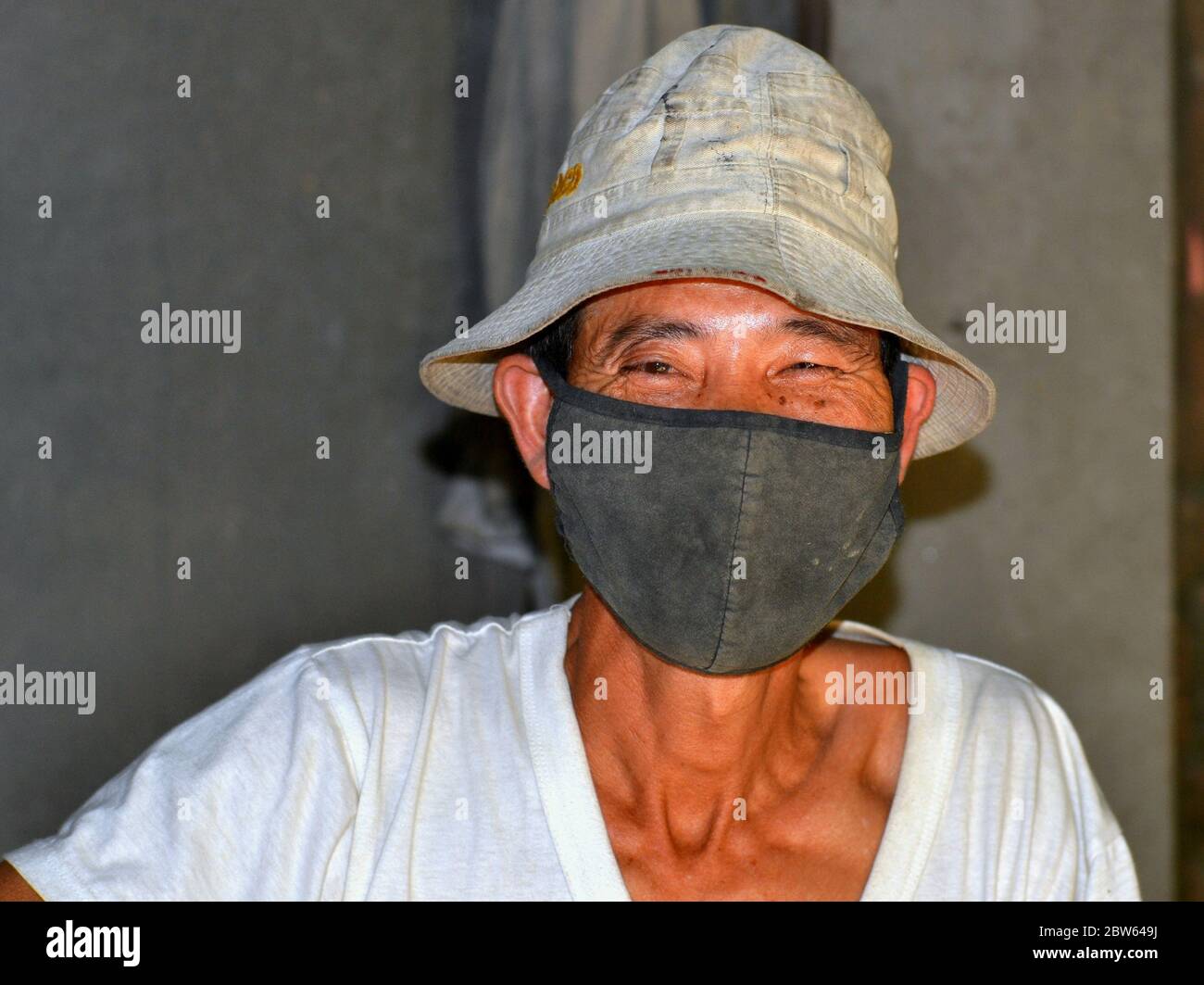 Worker wearing a cloth mask hi-res stock photography and images - Alamy