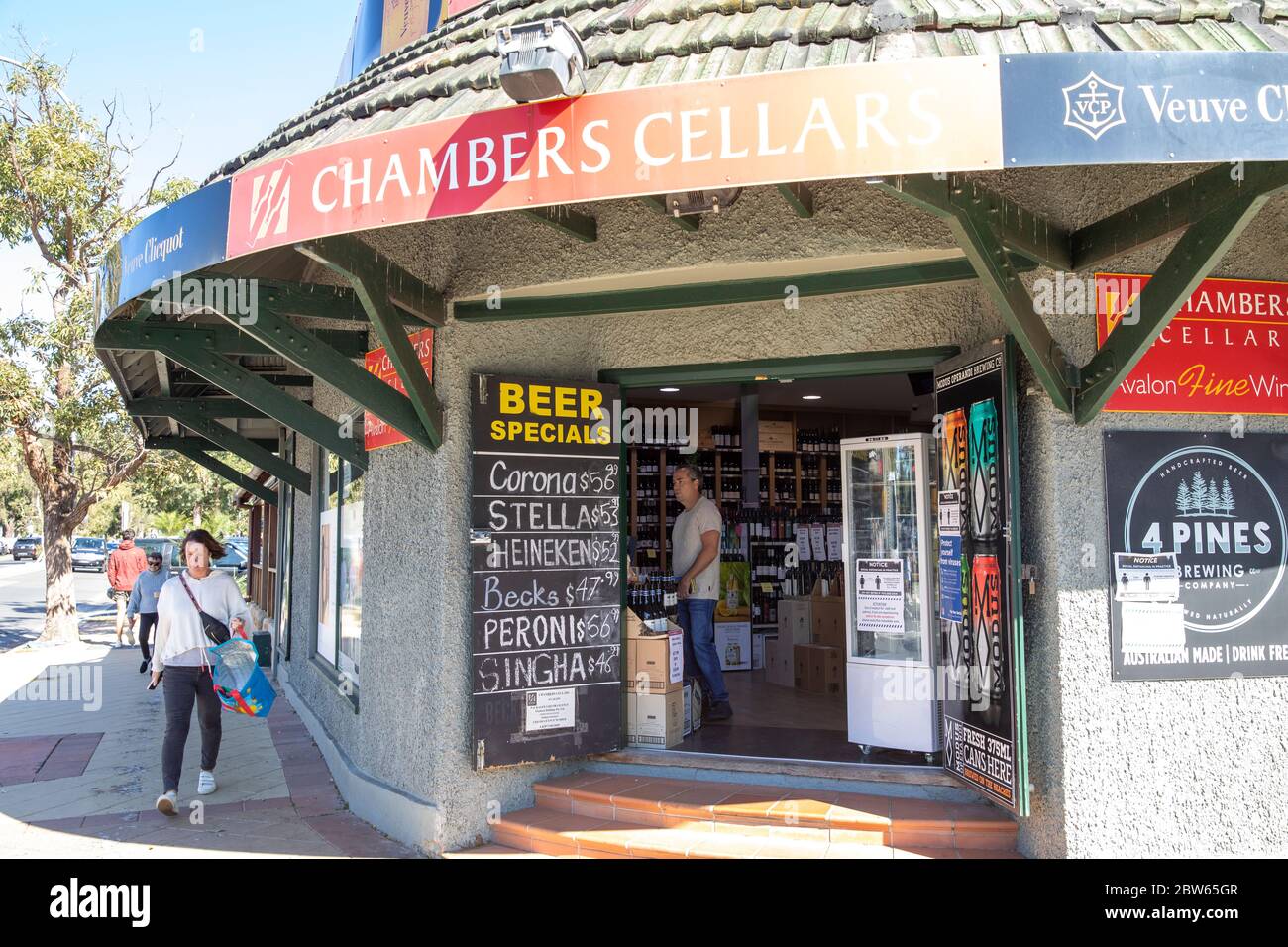 Buying alcohol and off licence hi-res stock photography and images - Alamy