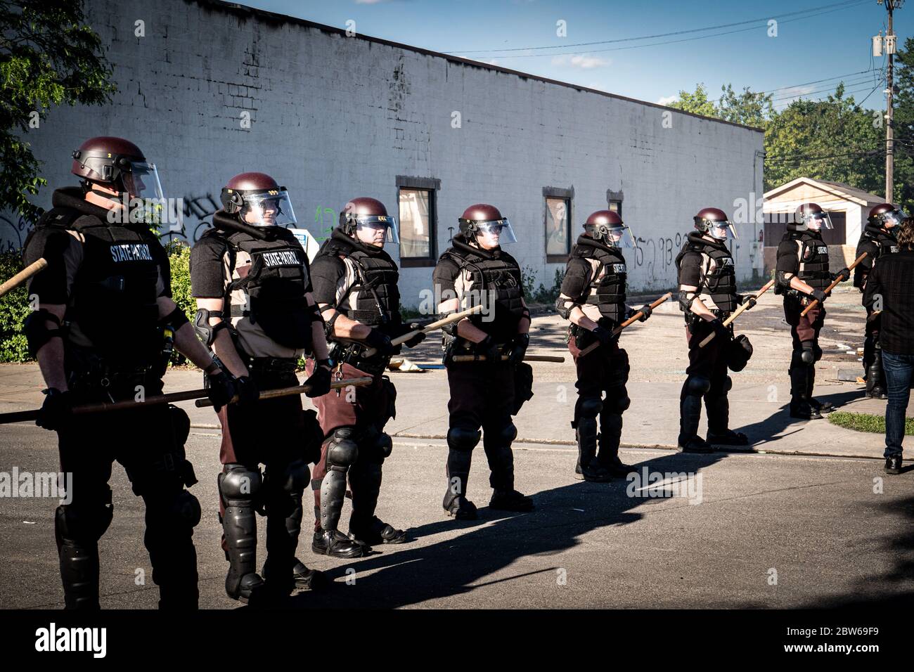 Demonstration police officer violence crowded hi-res stock photography ...