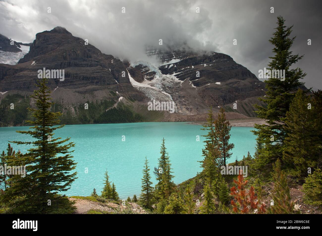 Berg Lake and Mist Glacier Stock Photo - Alamy
