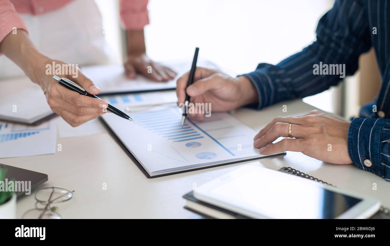 Business Team Entrepreneur discussing and analysis report chart data in ...