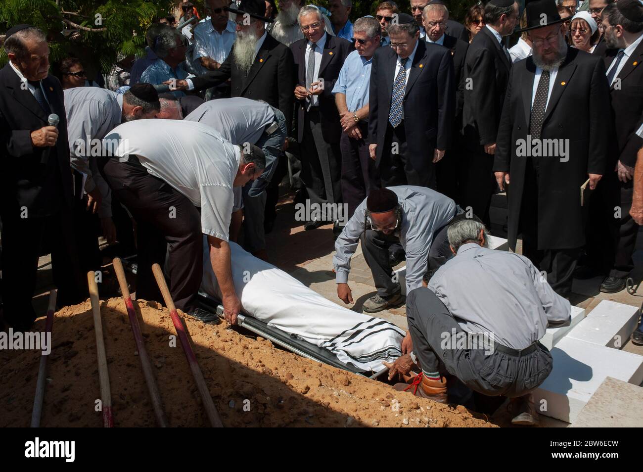 Jewish burial shroud hi-res stock photography and images - Alamy