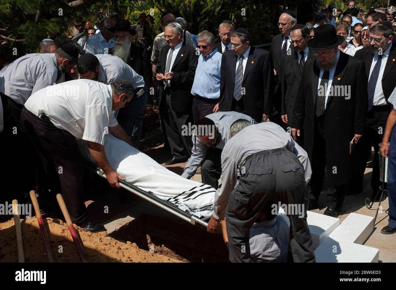 Jewish burial shroud hi-res stock photography and images - Alamy