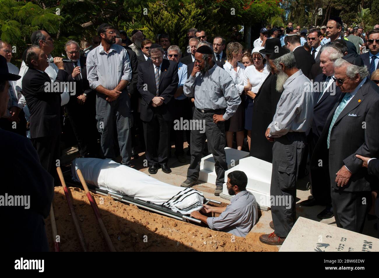 Jewish burial shroud hi-res stock photography and images - Alamy
