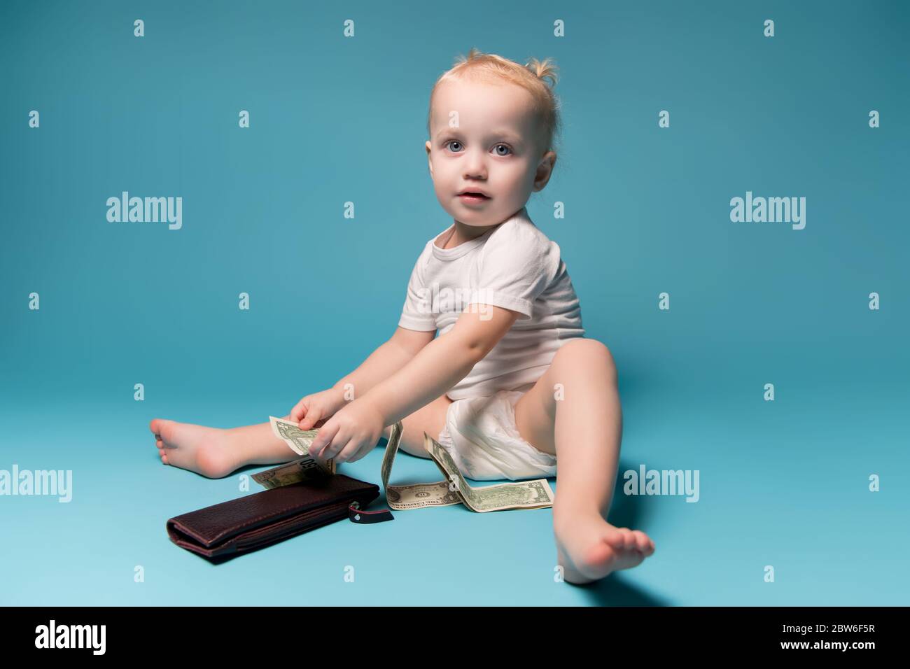 money in the hands of a child Stock Photo - Alamy