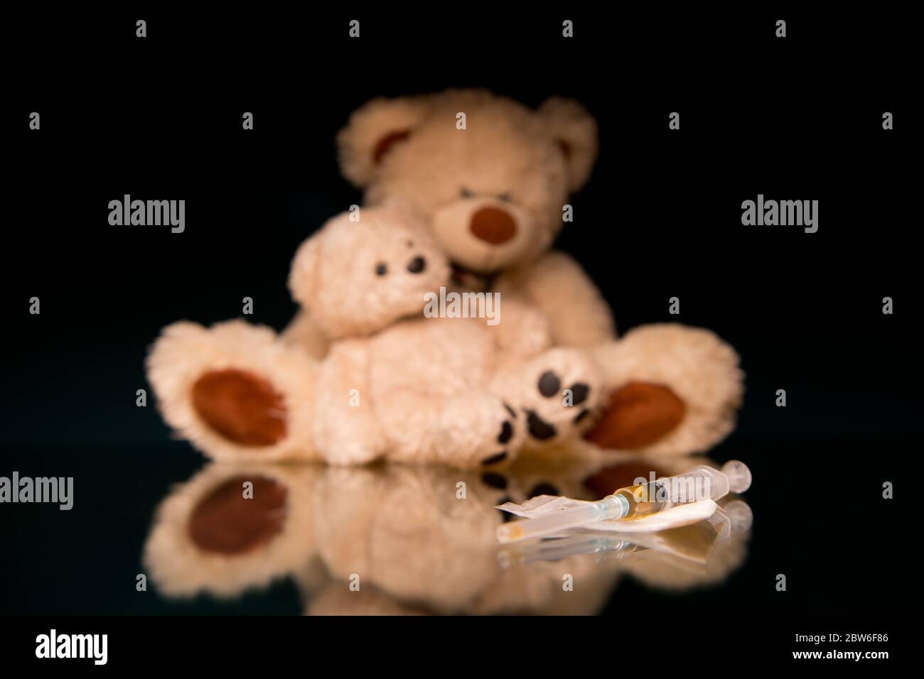 syringe with a dose of drugs and teddy bears in defocus Stock Photo - Alamy
