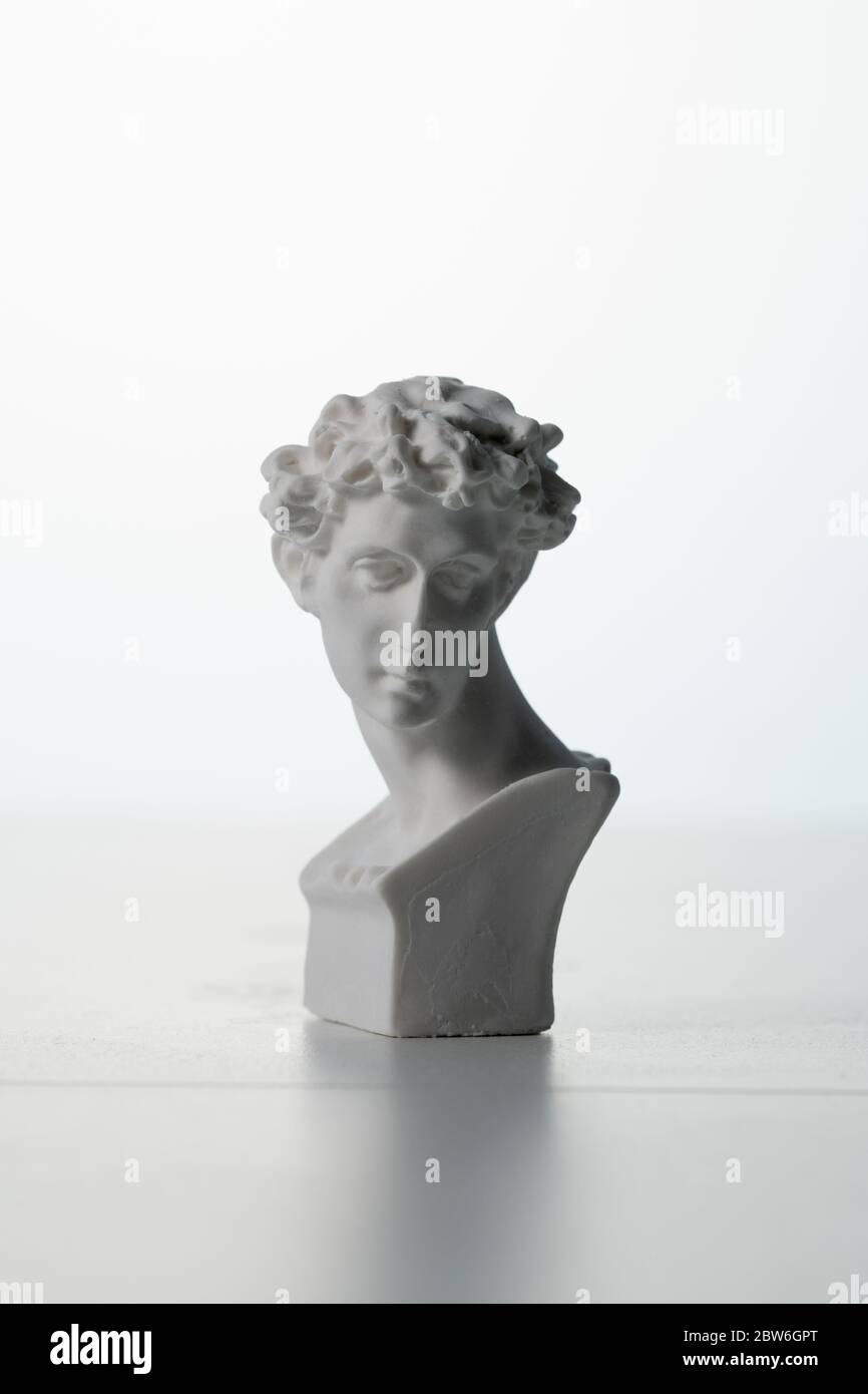 White plaster statue hi-res stock photography and images - Alamy
