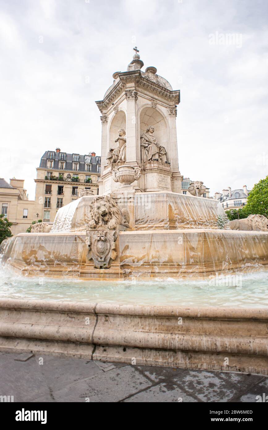 Fountain in square near hi-res stock photography and images - Alamy
